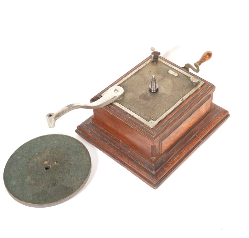 1900 Zon-O-Phone B Phonograph With All Brass Horn & Closed Face ...