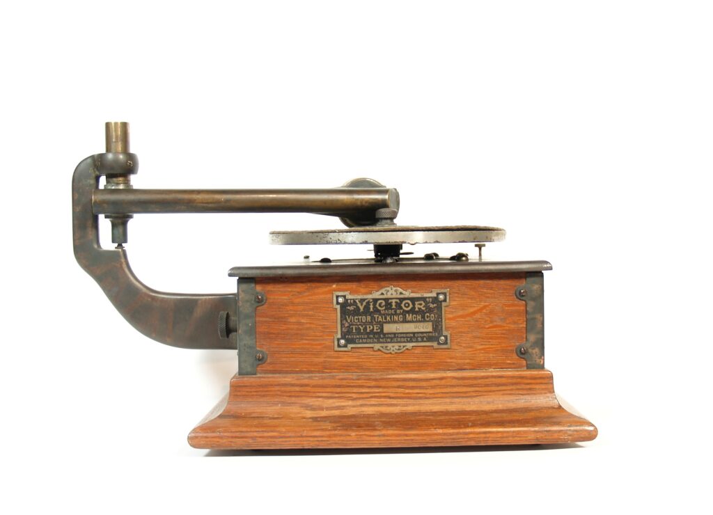1902 Rigid Arm Victor R Phonograph - TechnoGallerie