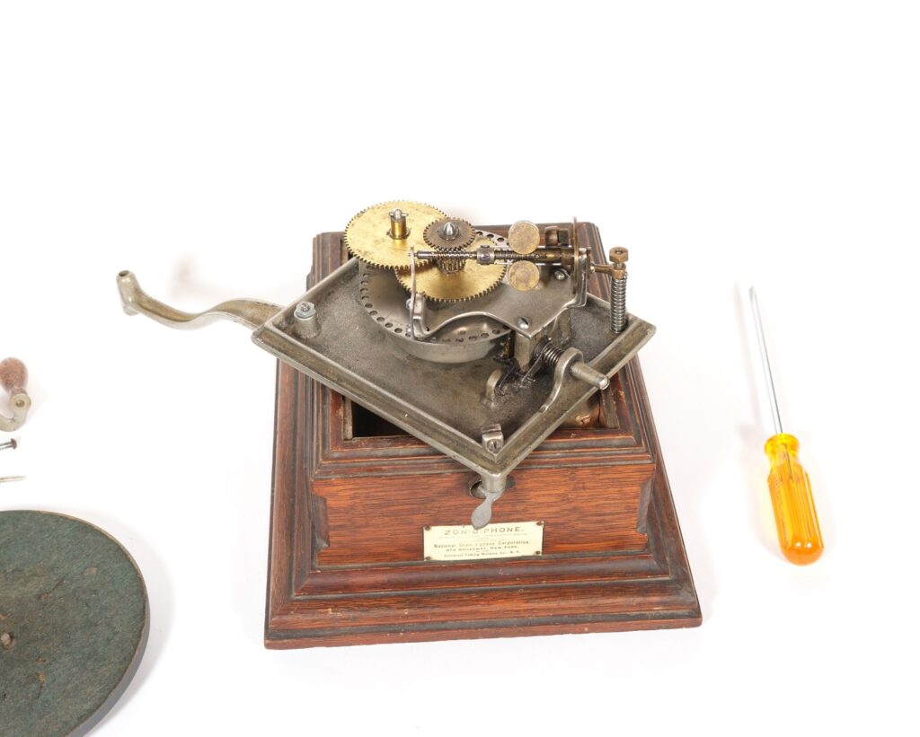 1900 Zon-O-Phone B Phonograph With All Brass Horn & Closed Face ...
