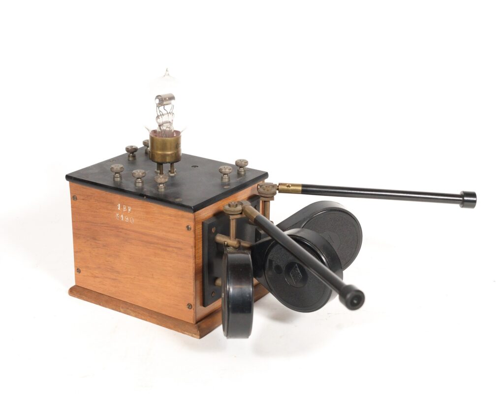 1923 Radio Industries TSF Tube Radio & Single Stage Amp - With Good ...