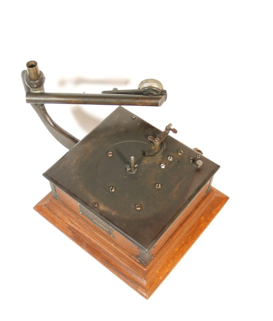 1902 Rigid Arm Victor R Phonograph - TechnoGallerie