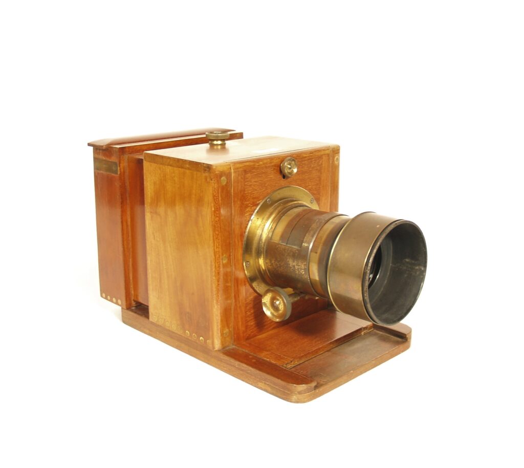 Antique Cameras & Motion Picture Projectors - TechnoGallerie