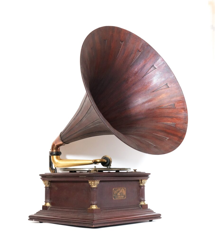 Victor 6 Disc Phonograph With Original Victor Spear Tip Horn ...
