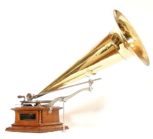 1902 Zonophone Glass-Sided Concert Grand Phonograph - TechnoGallerie