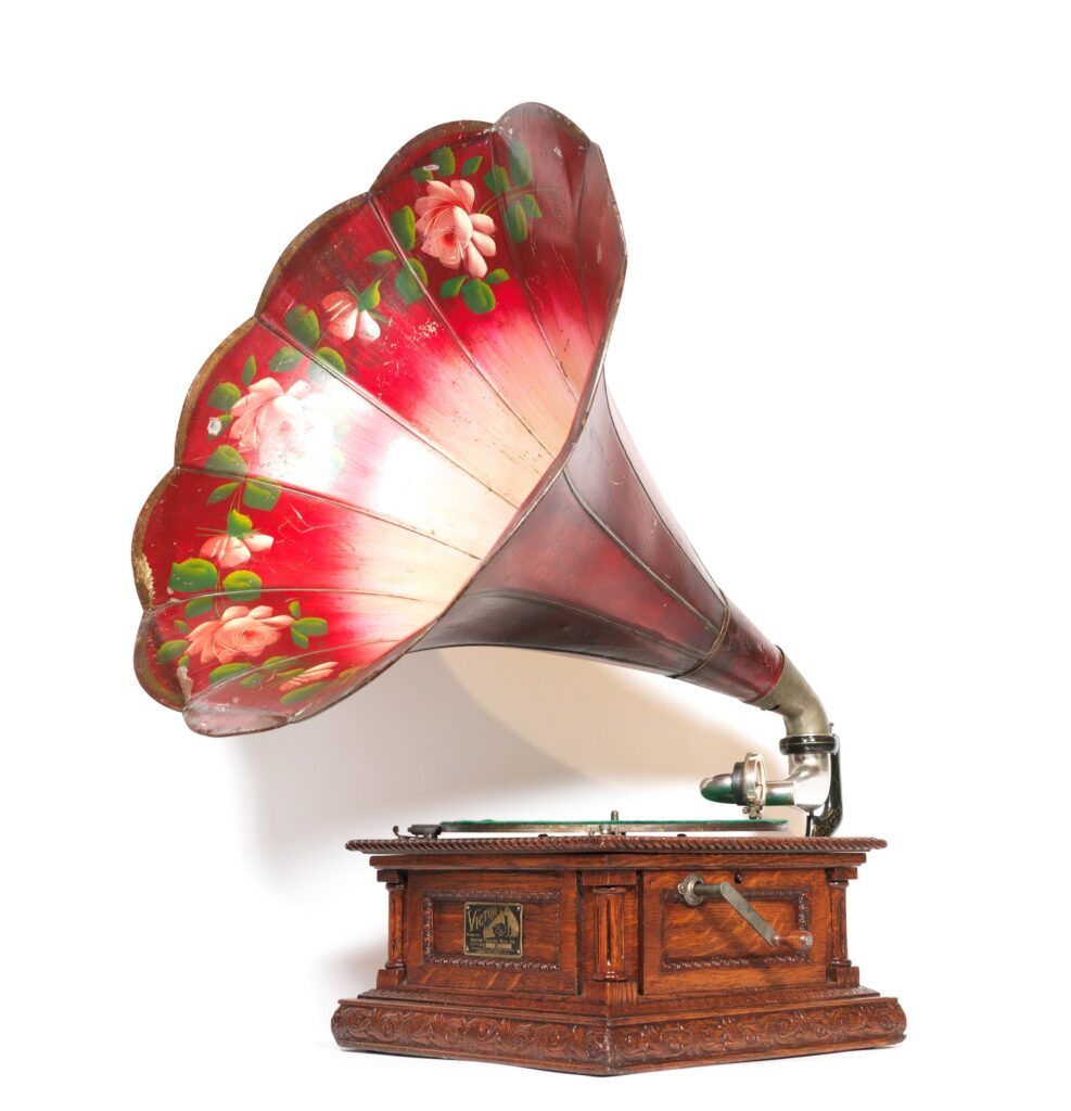 1904 Victor D Phonograph With Standard Metal Mfg. Co. Flower Horn ...