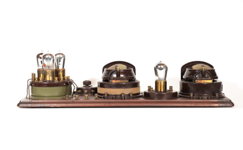 1923 Atwater Kent 4445 Breadboard Radio (1st Model 9) - TechnoGallerie