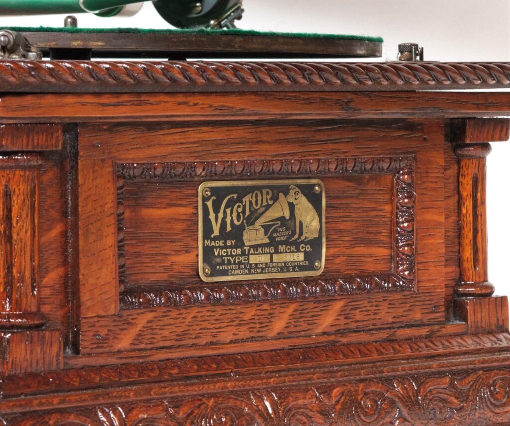 1904 Victor D Phonograph With Standard Metal Mfg. Co. Flower Horn ...