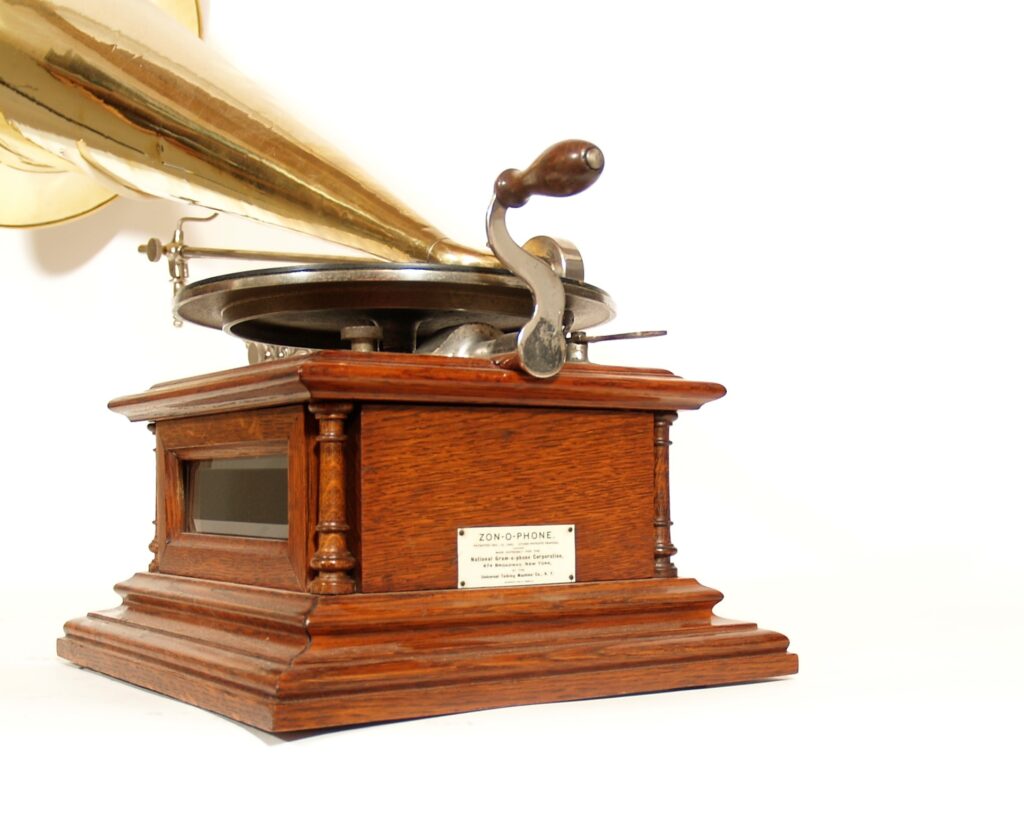 1902 Zonophone Glass-Sided Concert Grand Phonograph - TechnoGallerie